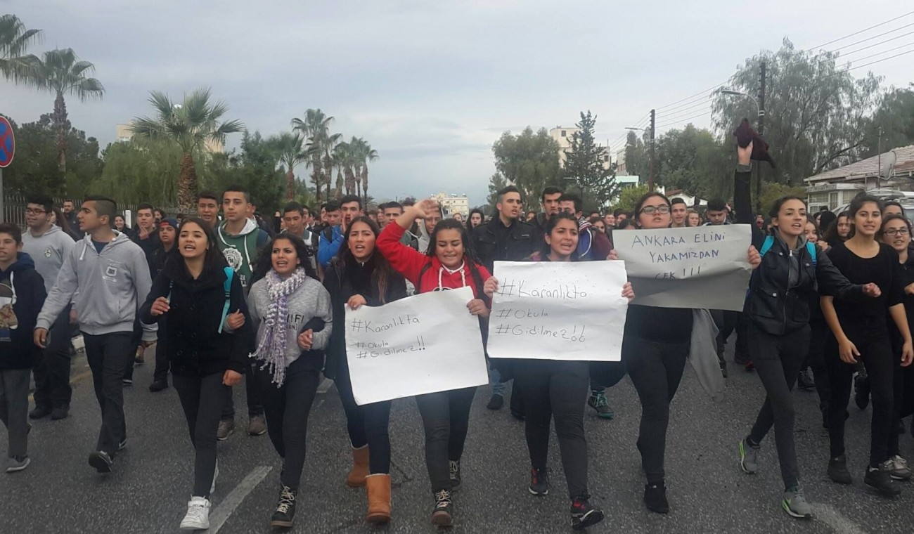 Στους δρόμους εκατοντάδες μαθητές στα κατεχόμενα μετά το φοβερό δυστύχημα