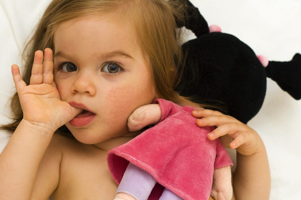 Η κόρη μου πιπιλά συνεχώς τον αντίχειρά του | Infokids.com.cy