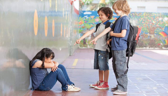 Τα παιδιά κοροϊδεύουν, όταν οι γονείς δεν τους μαθαίνουν να σέβονται το ...