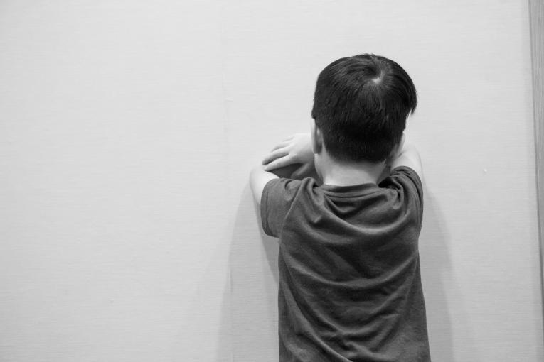 Φρίκη: Κλείδωσαν 5χρονο στην απομόνωση - Άρχισε να πίνει τα ούρα του
