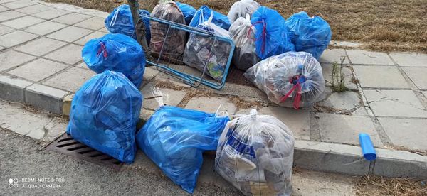 Παιδιά καθάρισαν τη γειτονιά τους από τα σκουπίδια στη Λακατάμια