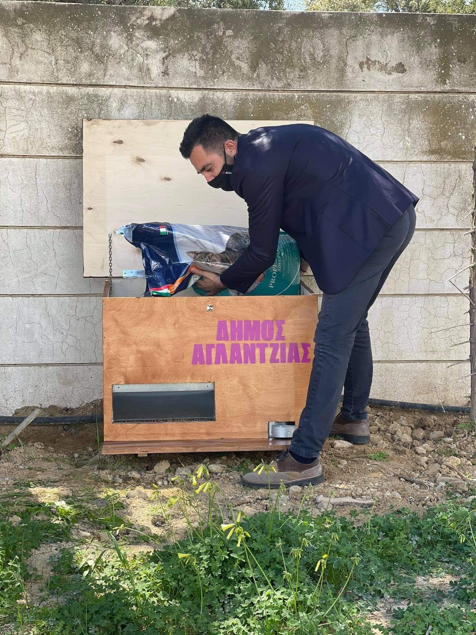 Δήμος Αγλαντζιάς: Tαϊστρες και ποτίστρες για τα αδέσποτα γατάκια