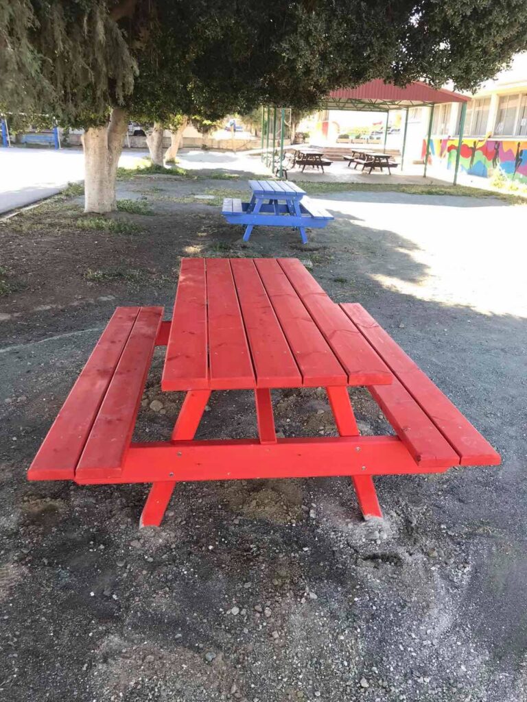 Πολύχρωμα παγκάκια για τα παιδιά στο Δημοτικό Σχολείο Τσερίου