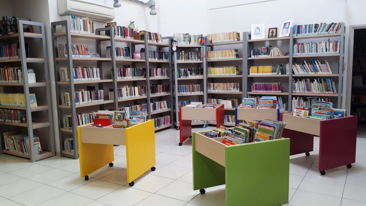 Στη Δημοτική Βιβλιοθήκη Λάρνακας διαβάζουν παραμύθια στα παιδιά