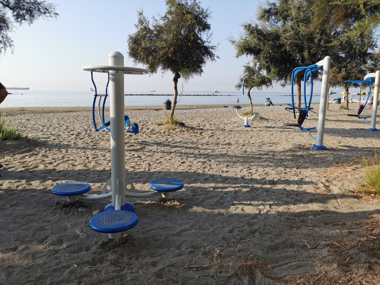 Αυτή η παραλία της Λεμεσού απέκτησε όργανα γυμναστικής