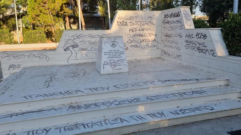 Ντροπή: Βανδάλισαν το μνημείο πεσόντων στον Στρόβολο